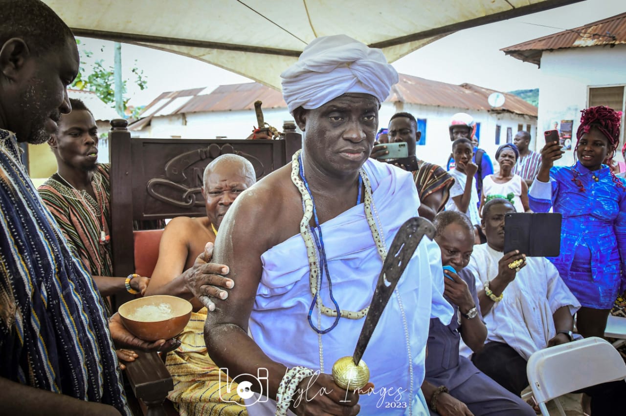 NEWLY INSTALLED CHIEF OF ATUA-MANYA AGBASI SWEARS OATH OF ALLEGIANCE TO ...
